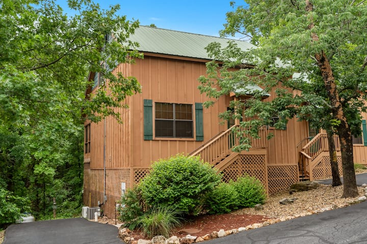 Peaceful 2-bedroom Cabin, Kings, Balcony, Pools - Branson, MO