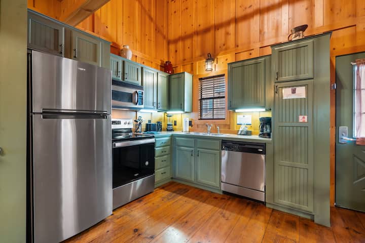Pet-friendly Branson Getaway - 2 King Beds + Loft - Branson, MO