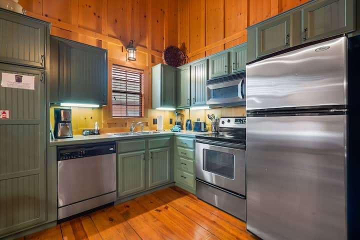 Cozy Branson Cabin, Resort Access - Branson, MO