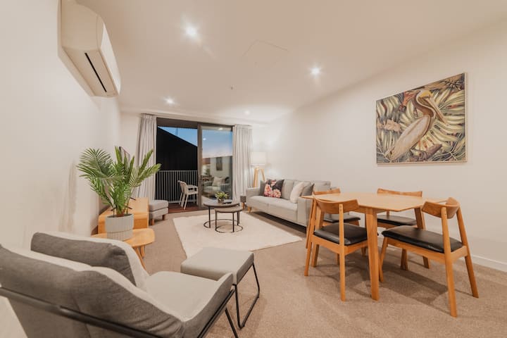 Convenient City Pad - 2-br, Laundry, Sleeps 5 - Christchurch