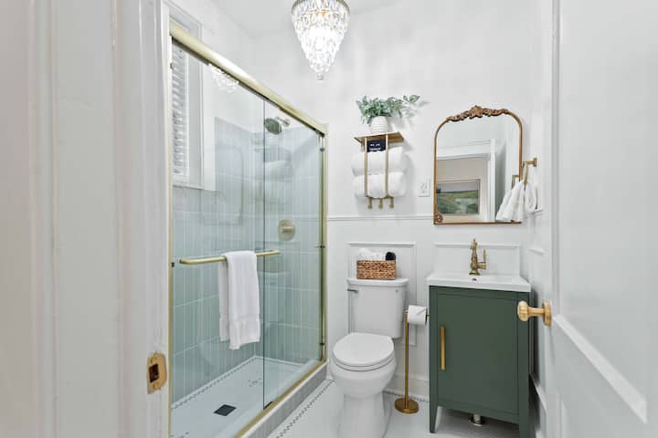 Darling Downtown Renovated Historic Condo | Walkab - Savannah