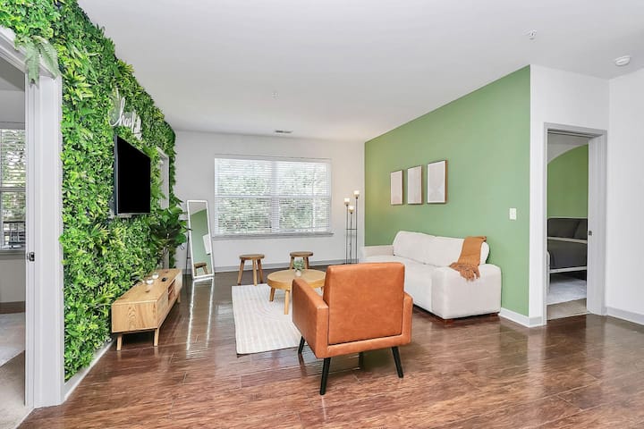 Stylish & Central: 2br W/ Gym Access & Parking - Charlotte, NC