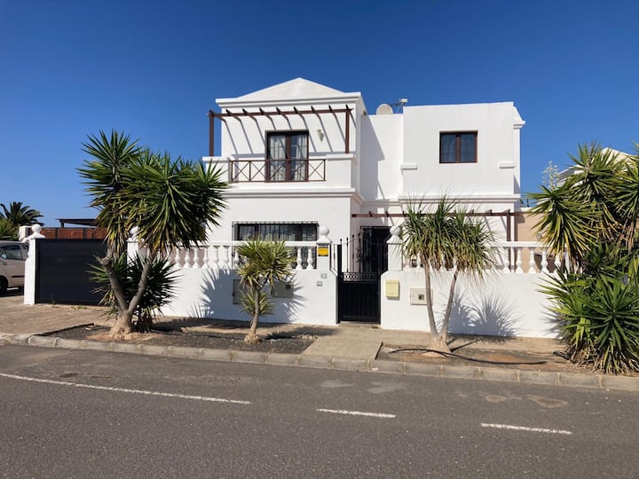 Luxury Villa - Sleeps 4, Hot Tub & Free Parking - Puerto del Carmen