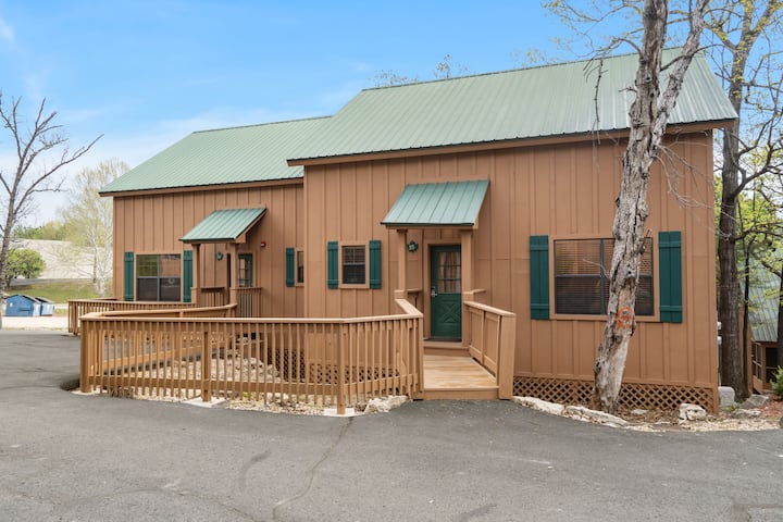 Charming 2br Cabin | Pet-friendly • Pools • Deck - Branson, MO