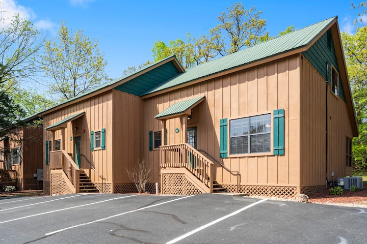 2br Cabin• Jetted Tub • Pet-friendly • Deck • Pool - Branson, MO