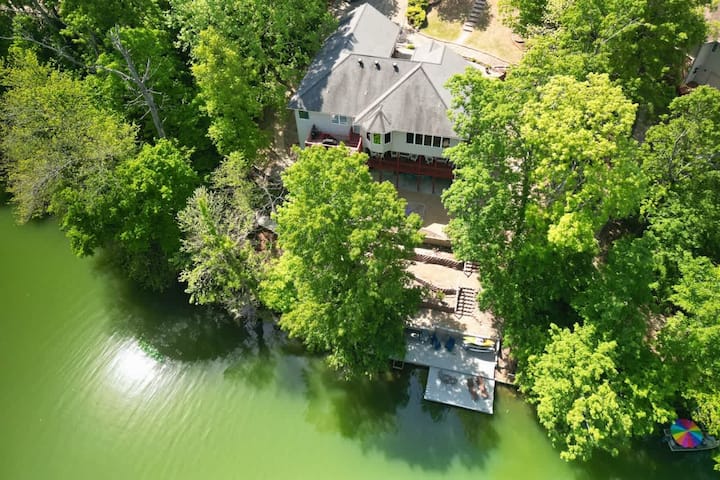 Lakefront Haven: Dock, Game Room & Trail Access - Bella Vista, AR