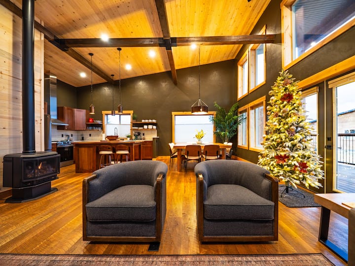 Roam (New!): Modern Lux Cabin – 2 Kings + Queen - Cody, WY