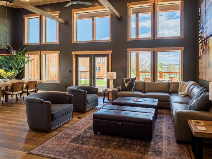 Luxury Log Cabin-2 Kings, Queen + Kids' Ottomans - Cody, WY