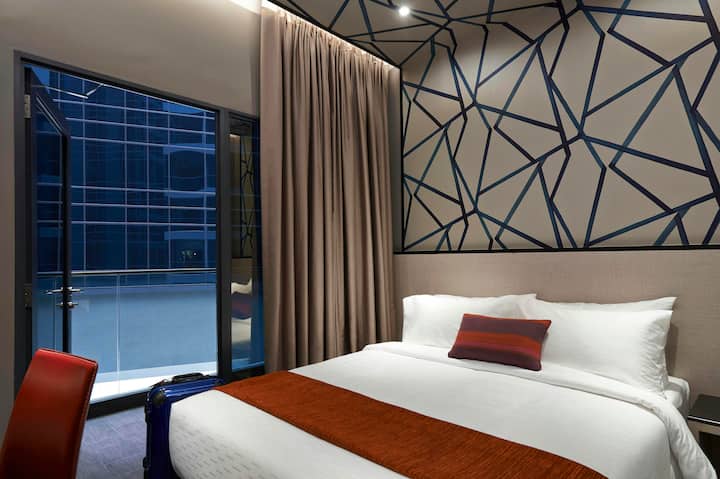 Modern Hotel Room With Private Balcony, City Views - Singapore