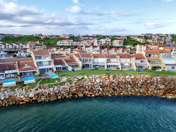 Emerald Retreat (Deluxe Three-bedroom Apartment) - St Francis Bay