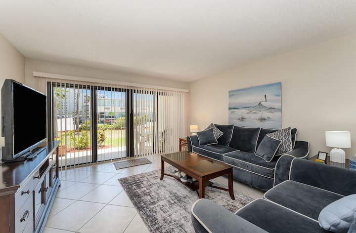 Steps To Sand! Ground-floor 2br By Pool - Cocoa Beach, FL