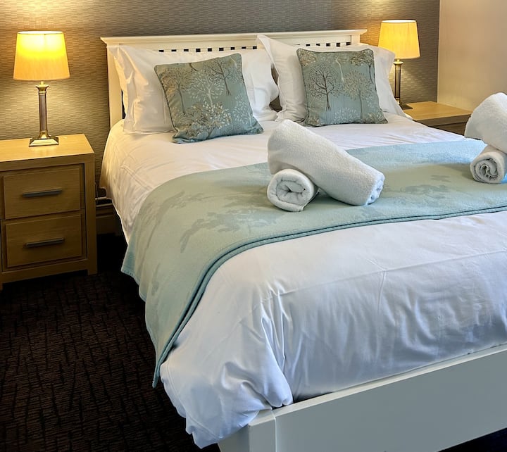 Standard Double Ensuite At The Talbot - Blandford Forum