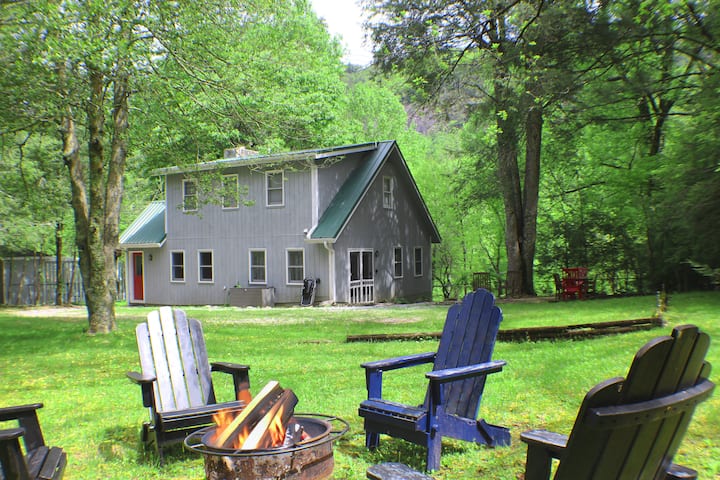 Horse Cove Hangout - Highlands, NC