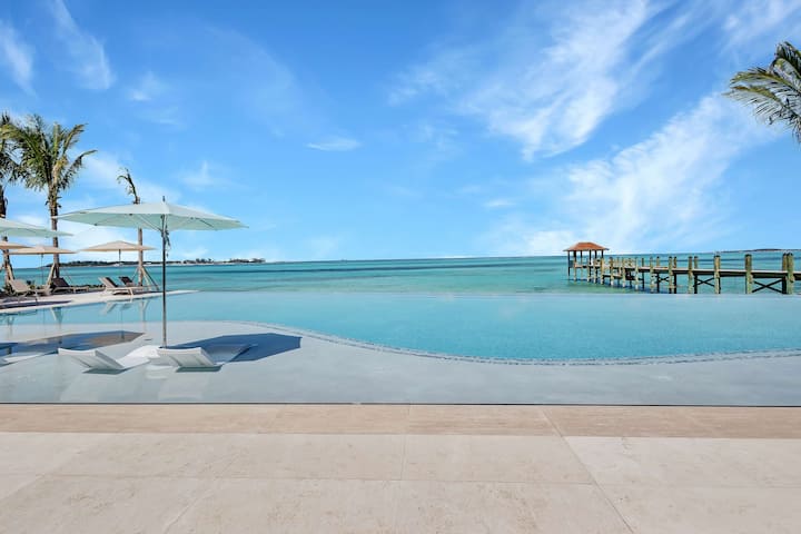 Exclusive Oceanfront Three-bedroom Condo In Nassau - Nassau