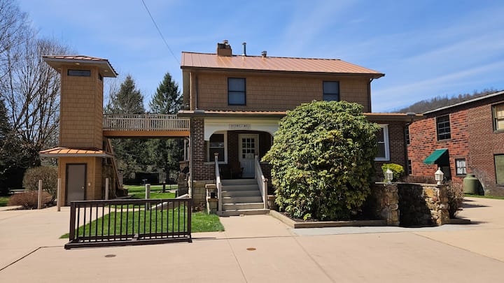 Shoreline Estates - Upper Apt Room B - Ohiopyle, PA