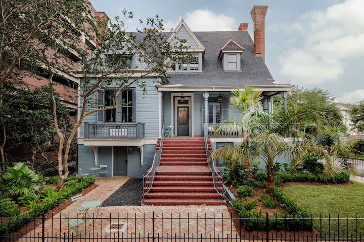 18 Bedroom Garden District Mansion, Shared Pool - New Orleans, LA