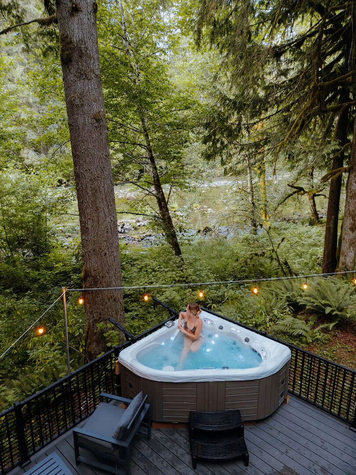 Hunts Hut: Spa, River View, Generator, 15mi To Ski - Cascade Mountain, WA