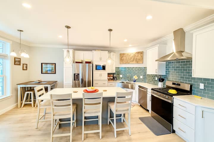 Pool View Home W/porch Clubhouse Sauna Lake Erie! - Marblehead, OH