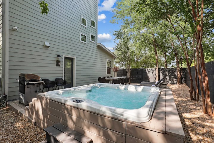 Luxe Lone Star Oasis, Near Downtown | Hot Tub - Austin, TX