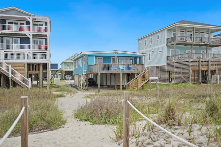 Smart Pelican: Dog-friendly Oceanfront Cottage - Oak Island, NC