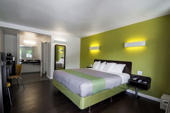 King Bed + Ada Access • Peaceful Stay Near Coast - モントレー, CA
