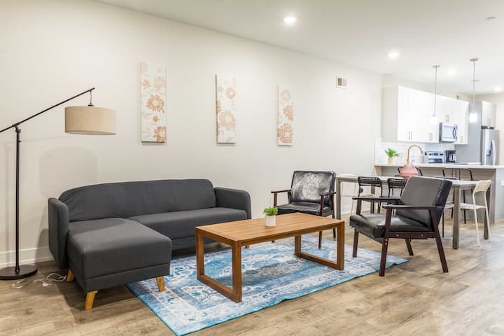 Spacious 4br Home W/backyard|sleeps 8|full Kitchen - Penn Center - Philadelphia