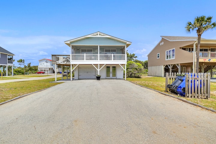 Sunkissed 2: Comfortable Cottage Near Public - Oak Island, NC