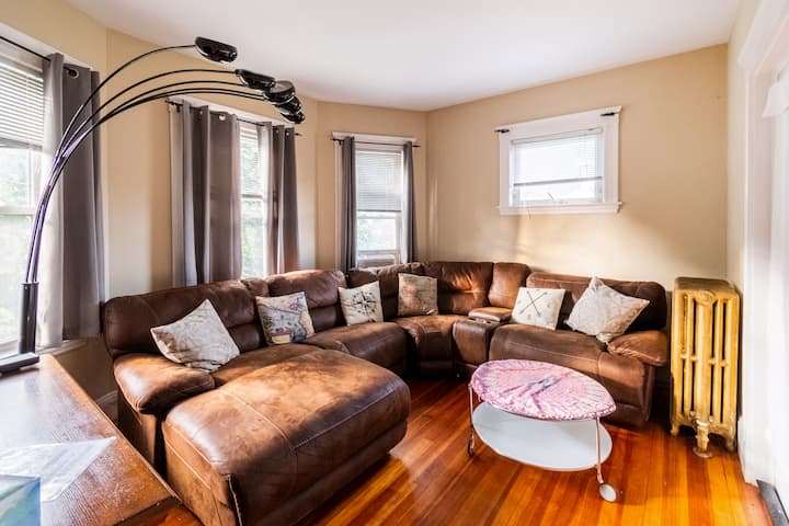 Peaceful 3br W/ Porches, Wi-fi, Near Hospitals - Brookline, MA