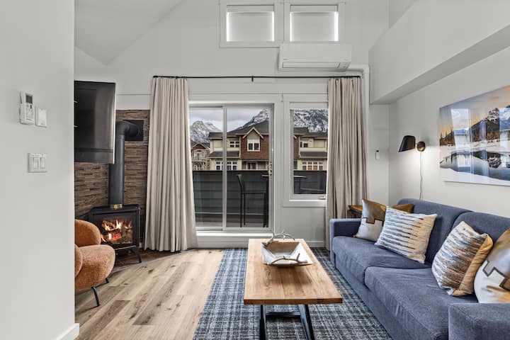 Alpine Loft Penthouse [Heated Pool & Hot Tubs] - Canmore