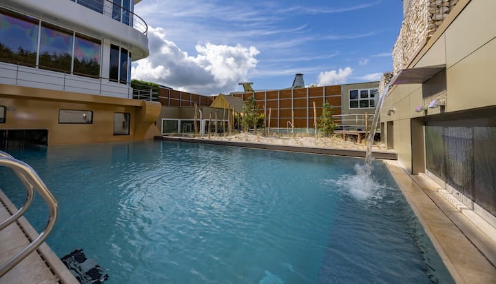 Unwind With Poolside Fun And Mini Golf - Zeeland
