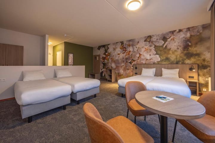 Classic Hotel Stay With Nature Views & Pool Access - Nijmegen