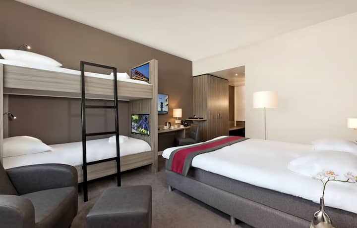 Convenient Stay By Rotterdam Airport – Dining! - Vlaardingen
