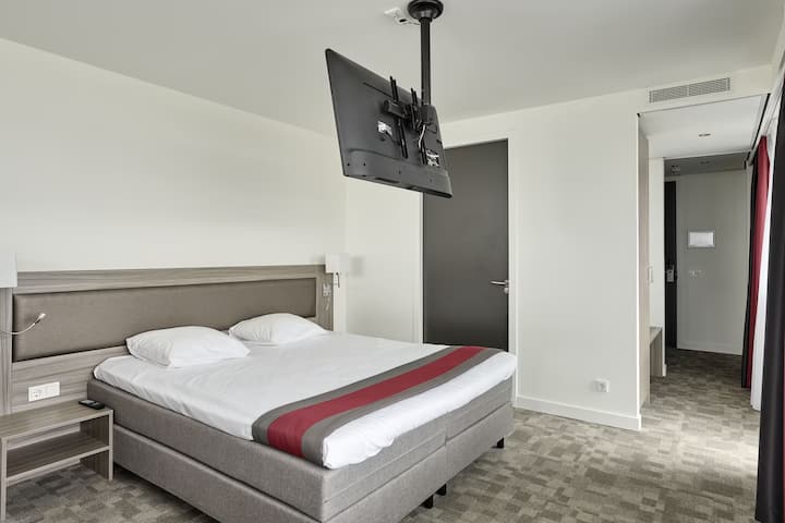 Comfortable Airport Stay With City Attractions! - Vlaardingen