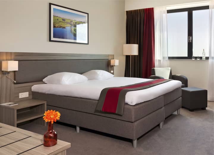 Convenient Stay! Airport Access, Onsite Dining! - Rotterdam