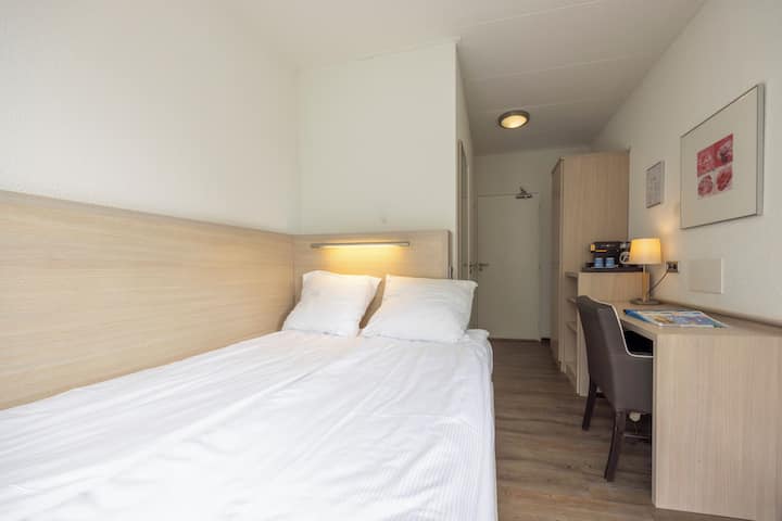 Comfortable Seaside Stay! Free Breakfast, Parking! - Lisse