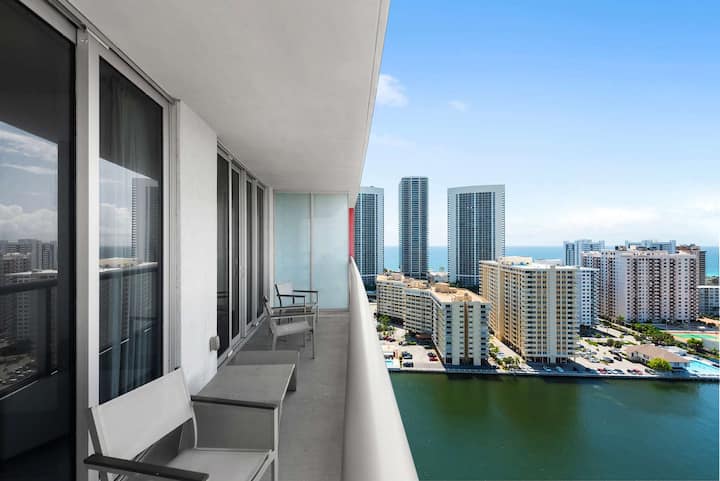 Breezy Water Views - Beach Loungers - 23rd Floor - Hallandale Beach, FL