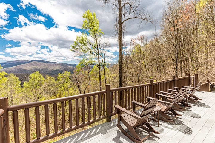 Moosehead Lodge | Mnt Views, Hot Tub, Sleeps 6 - Bryson City, NC