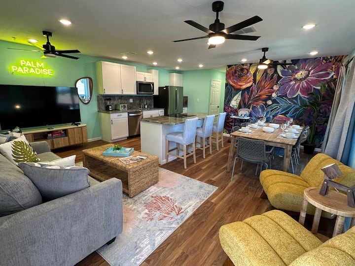 *New* Palm Paradise Floral - 5bed 2bath Sleeps 10 - Longboat Key, FL