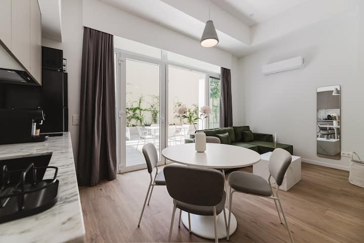 Design And A Terrace Next To The Turia Gardens - Aéroport de Valence (VLC)