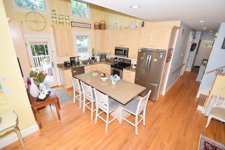 Serene And Spacious By The River - South Kingstown, RI