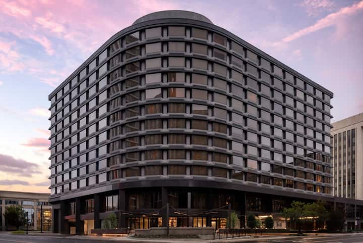 Near Reagan National Airport + Dining & Shuttle - Arlington, VA