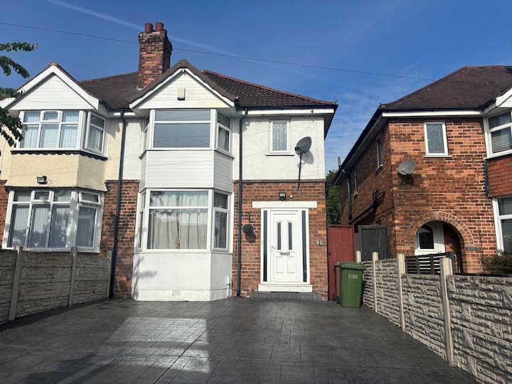 Spacious 4-bed Solihull Home Ideal For Contractors - Birmingham