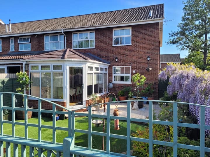 Bond House - Spacious Family Home, Quiet Area - Cheltenham