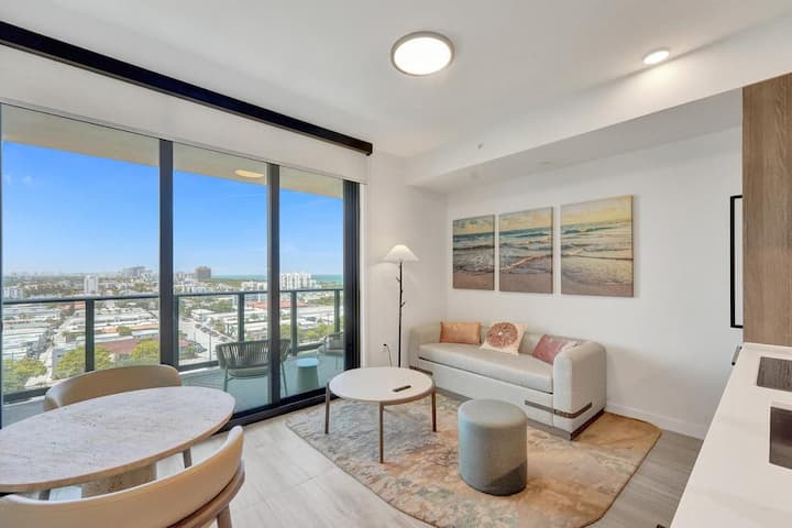 Calm Coastal Retreat | 1br W/ Pool & Gym - Miami Beach, FL