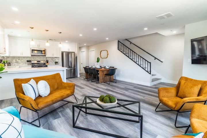 Noho Gem Spacious Townhouse: Perfect For Families - Burbank, CA