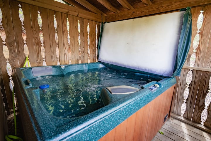 New! Downtown Helen! Hot Tub, Pool Table & More! - Helen, GA