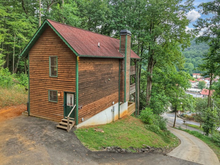 New! City & Mtn Views, Hot Tub, Pool Table - Helen, GA