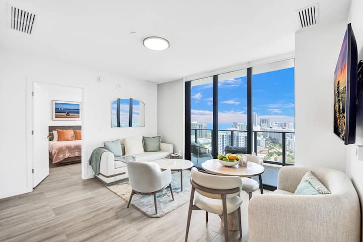 Penthouse Perfection: Elegant 2br/2ba W/ Ocean Air - Miami Beach