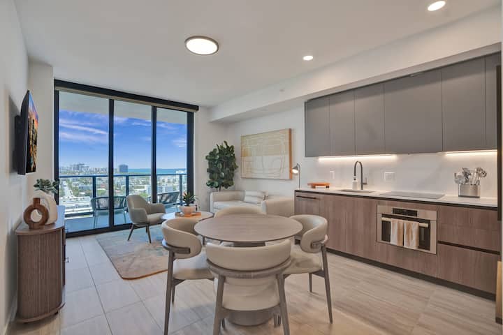 Sophisticated 1br With Balcony | Pool, Gym & More - Miami Beach, FL