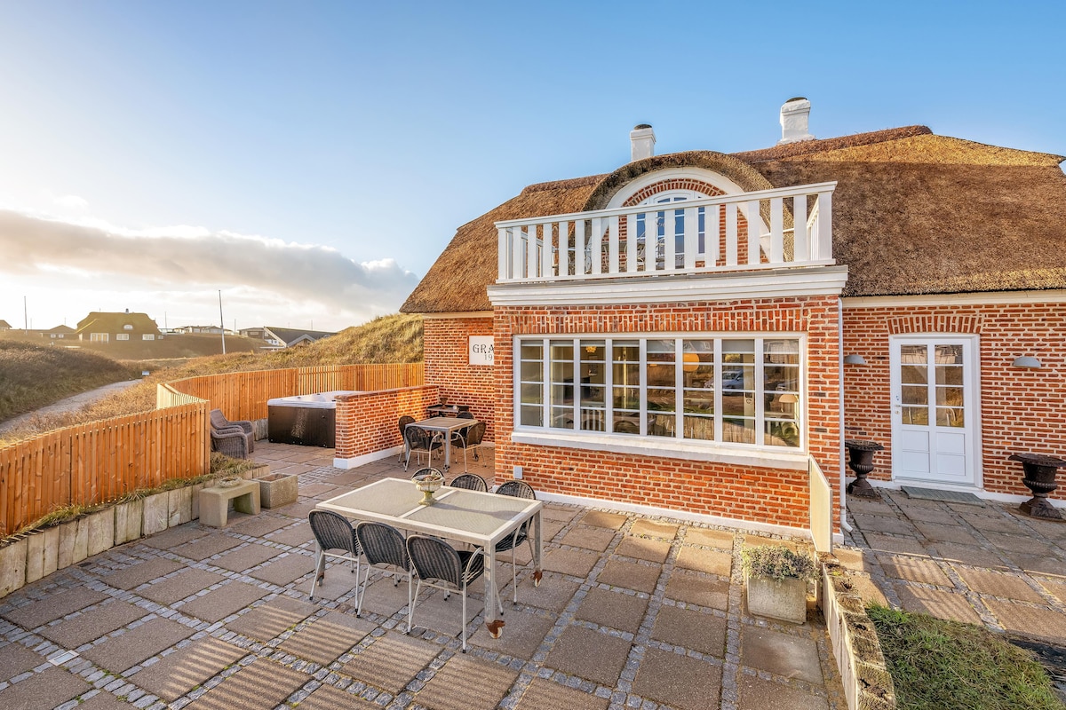 Charming holiday home with outdoor hot tub, in. - Houses for Rent in ...